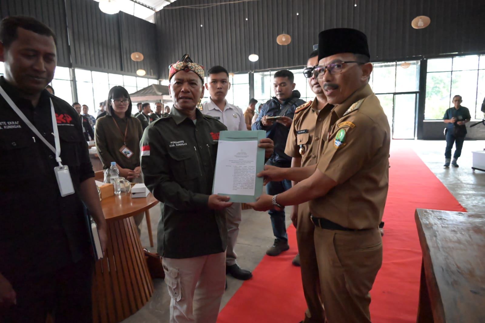 Pj Bupati Kuningan Lantik Pokdarwis 2024-2027 - SATUJABAR Pj Bupati Kuningan Lantik Pokdarwis 2024-2027 - SATUJABAR